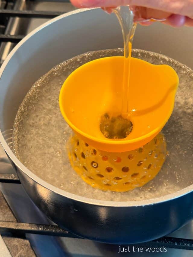 How to Poach an Egg in a Poacher for Perfect Eggs