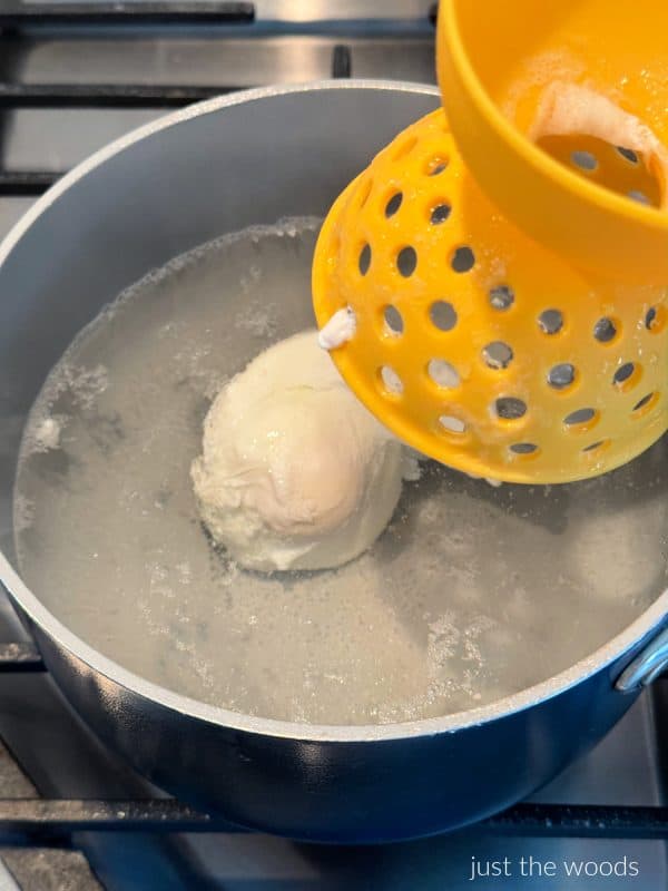 How to Poach an Egg in a Poacher for Perfect Eggs